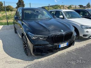 Melns BMW X5 2022 Tallina, ar dzinēja tilpumu 3.00 L un nobraukumu 97 tūkst. km par 49900 €, foto  vietnē AUTOMOTO.COM.LV