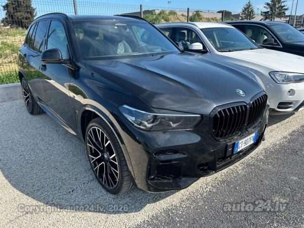 Black BMW X5 2022 in Tallinn, with an engine capacity of 3.00 L and mileage of 97 thousand km for 49900 €, photo 3 on AUTOMOTO.COM.LV