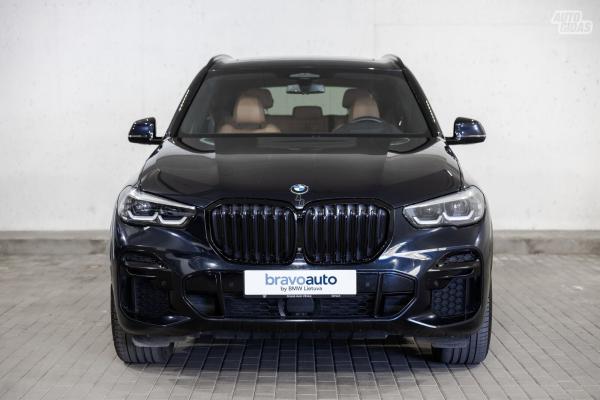 Black BMW X5 2022 in Vilnius, with an engine capacity of 3.00 L and mileage of 111 thousand km for 50991 €, photo 2 on AUTOMOTO.COM.LV