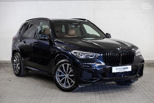 Black BMW X5 2022 in Vilnius, with an engine capacity of 3.00 L and mileage of 111 thousand km for 50991 €, photo 3 on AUTOMOTO.COM.LV