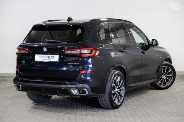 Black BMW X5 2022 in Vilnius, with an engine capacity of 3.00 L and mileage of 111 thousand km for 50991 €, photo 9 on AUTOMOTO.COM.LV