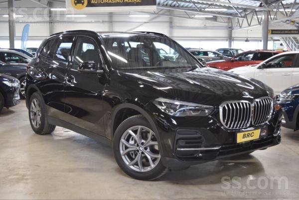 Black BMW X5 2022 in Riga, with an engine capacity of 3.00 L and mileage of 192 thousand km for 35900 €, photo 1 on AUTOMOTO.COM.LV