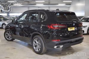 Black BMW X5 2022 in Riga, with an engine capacity of 3.00 L and mileage of 192 thousand km for 35900 €, photo 3 on AUTOMOTO.COM.LV