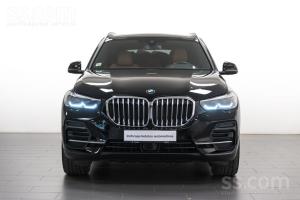 Black BMW X5 2022 in Riga, with an engine capacity of 3.00 L and mileage of 23 thousand km for 46500 €, photo 4 on AUTOMOTO.COM.LV