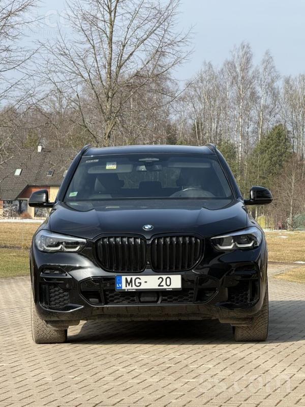 Melns BMW X5 2022 Rīga, ar dzinēja tilpumu 3.00 L un nobraukumu 105 tūkst. km par 52900 €, foto 1 vietnē AUTOMOTO.COM.LV