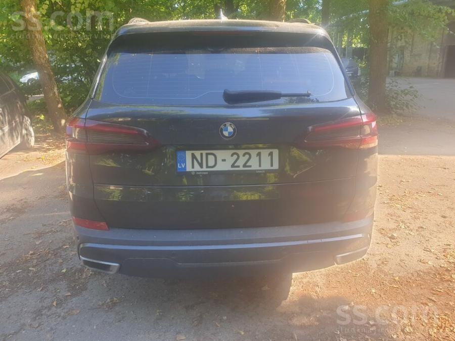 Black BMW X5 2022 in Riga, with an engine capacity of 3.00 L and mileage of 100 thousand km for 44500 €, photo 4 on AUTOMOTO.COM.LV