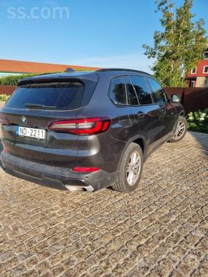 Black BMW X5 2022 in Riga, with an engine capacity of 3.00 L and mileage of 100 thousand km for 44500 €, photo 5 on AUTOMOTO.COM.LV