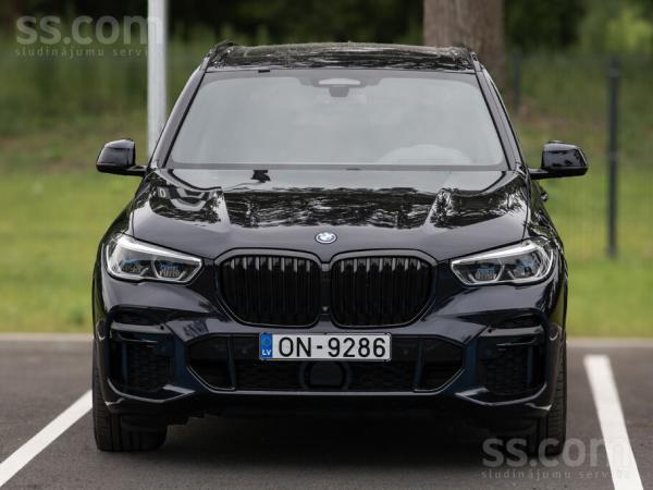 Black BMW X5 2022 in Riga, with an engine capacity of 3.00 L and mileage of 160 thousand km for 45990 €, photo 2 on AUTOMOTO.COM.LV