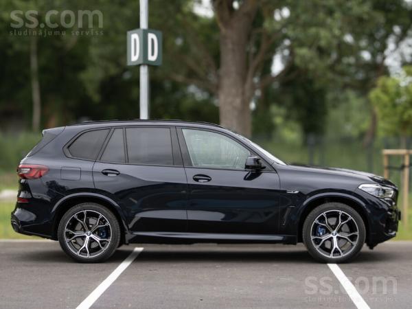 Black BMW X5 2022 in Riga, with an engine capacity of 3.00 L and mileage of 160 thousand km for 45990 €, photo 5 on AUTOMOTO.COM.LV