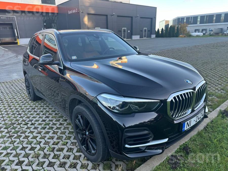 Black BMW X5 2022 in Riga, with an engine capacity of 3.00 L and mileage of 108 thousand km for 43500 €, photo 1 on AUTOMOTO.COM.LV