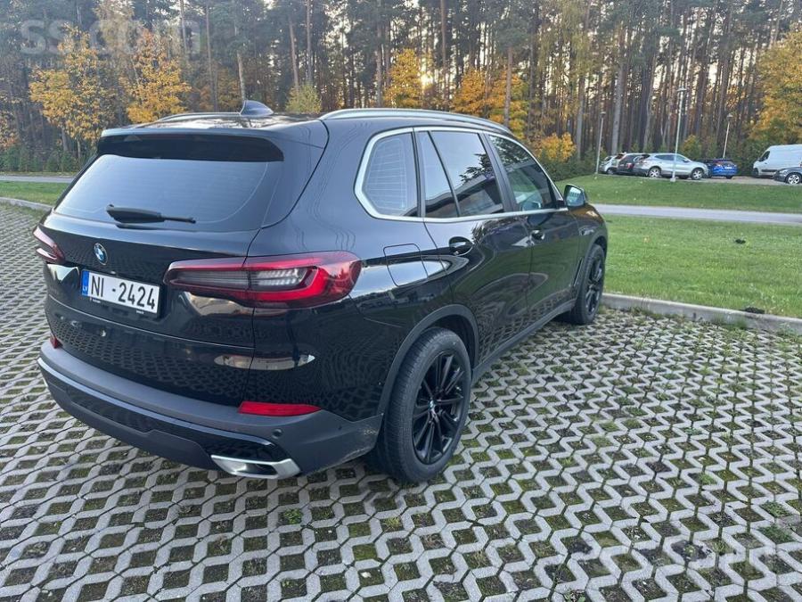 Black BMW X5 2022 in Riga, with an engine capacity of 3.00 L and mileage of 108 thousand km for 43500 €, photo 3 on AUTOMOTO.COM.LV