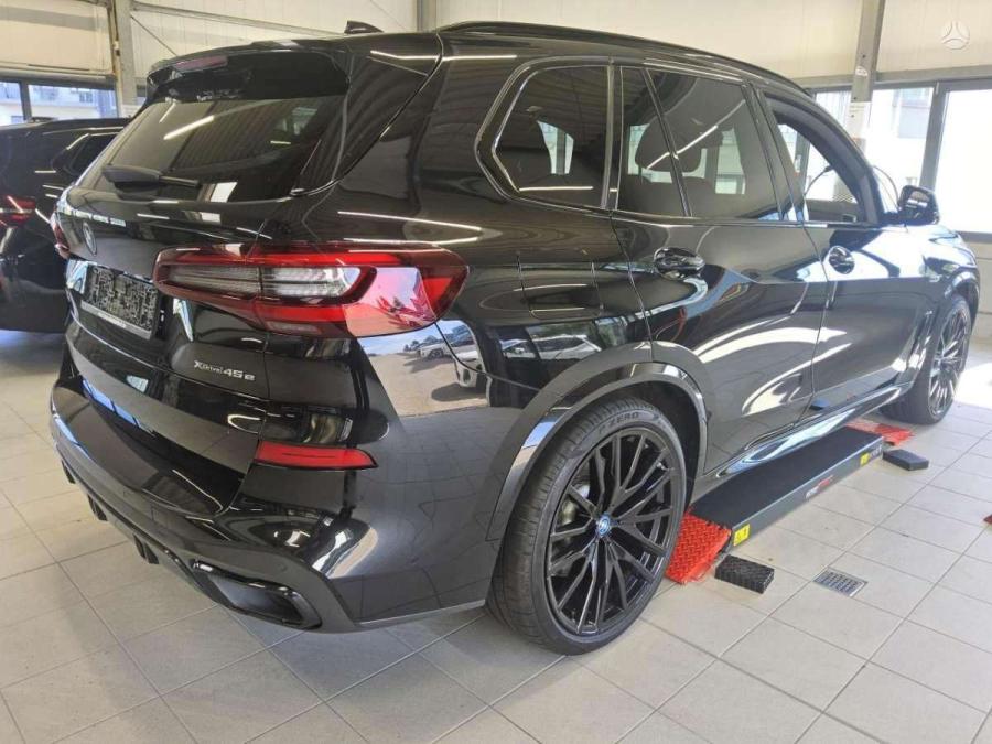 Black BMW X5 2022 in Vilnius, with an engine capacity of 3.00 L and mileage of 151 thousand km for 49989 €, photo 3 on AUTOMOTO.COM.LV