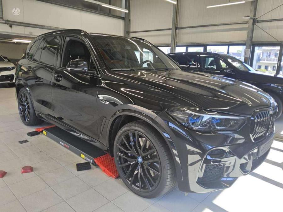 Black BMW X5 2022 in Vilnius, with an engine capacity of 3.00 L and mileage of 151 thousand km for 49989 €, photo 4 on AUTOMOTO.COM.LV
