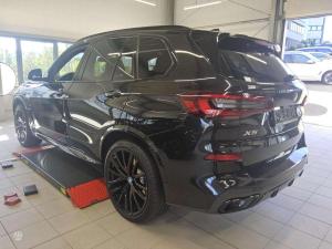 Black BMW X5 2022 in Vilnius, with an engine capacity of 3.00 L and mileage of 151 thousand km for 49989 €, photo 5 on AUTOMOTO.COM.LV