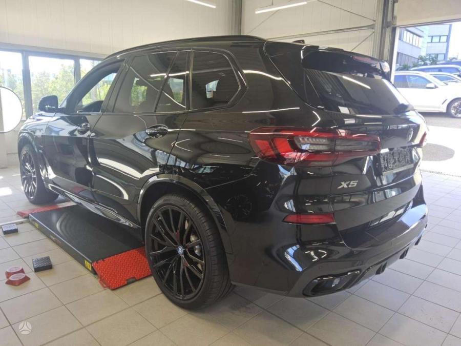 Black BMW X5 2022 in Vilnius, with an engine capacity of 3.00 L and mileage of 151 thousand km for 49989 €, photo 5 on AUTOMOTO.COM.LV