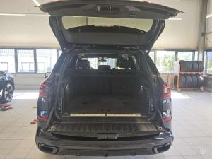 Black BMW X5 2022 in Vilnius, with an engine capacity of 3.00 L and mileage of 151 thousand km for 49989 €, photo 12 on AUTOMOTO.COM.LV