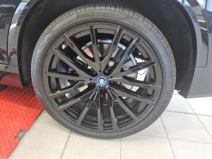 Black BMW X5 2022 in Vilnius, with an engine capacity of 3.00 L and mileage of 151 thousand km for 49989 €, photo 15 on AUTOMOTO.COM.LV