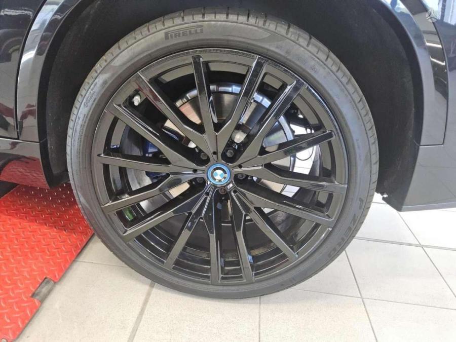 Black BMW X5 2022 in Vilnius, with an engine capacity of 3.00 L and mileage of 151 thousand km for 49989 €, photo 15 on AUTOMOTO.COM.LV