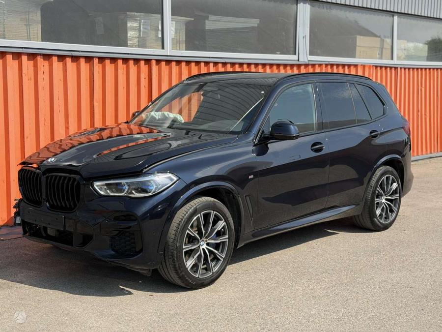 Black BMW X5 2022 in Kaunas, with an engine capacity of 2.99 L and mileage of 61 thousand km for 32750 €, photo 1 on AUTOMOTO.COM.LV