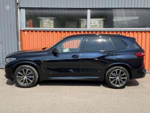 Black BMW X5 2022 in Kaunas, with an engine capacity of 2.99 L and mileage of 61 thousand km for 32750 €, photo 3 on AUTOMOTO.COM.LV