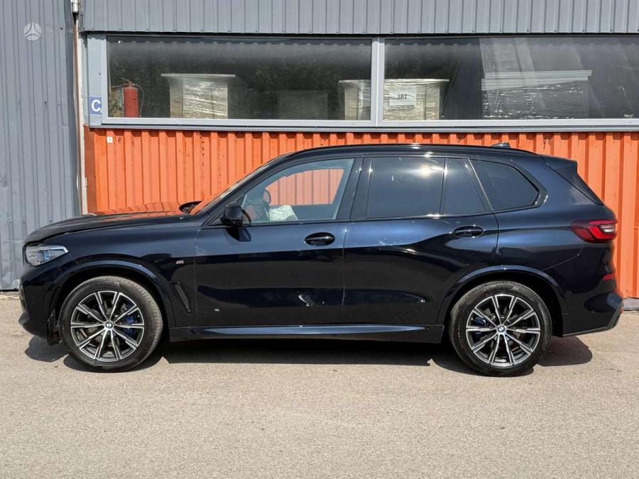 Black BMW X5 2022 in Kaunas, with an engine capacity of 2.99 L and mileage of 61 thousand km for 32750 €, photo 3 on AUTOMOTO.COM.LV
