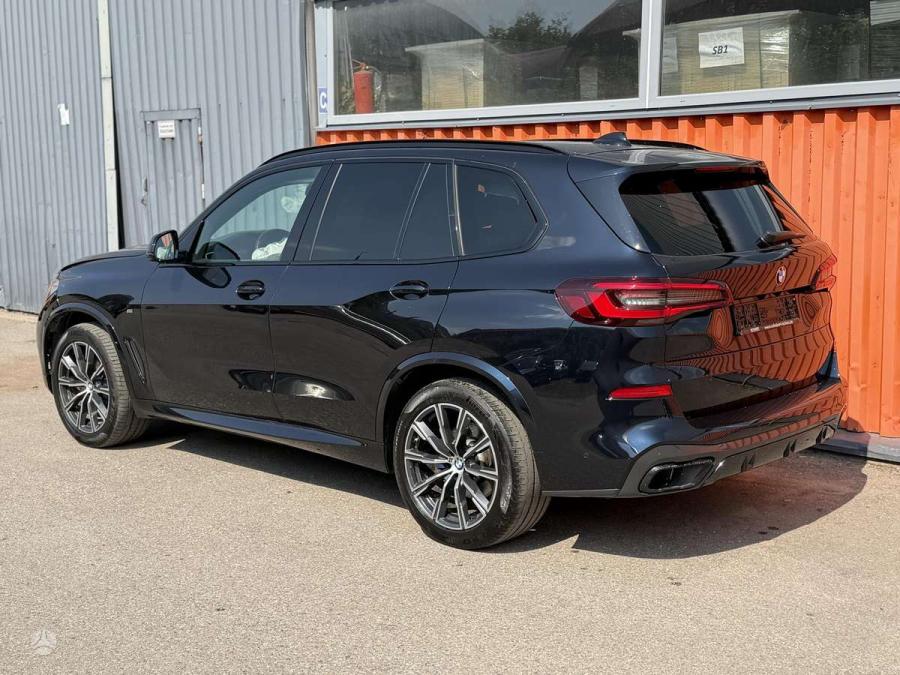 Black BMW X5 2022 in Kaunas, with an engine capacity of 2.99 L and mileage of 61 thousand km for 32750 €, photo 4 on AUTOMOTO.COM.LV