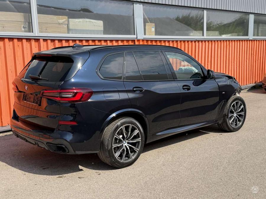 Black BMW X5 2022 in Kaunas, with an engine capacity of 2.99 L and mileage of 61 thousand km for 32750 €, photo 5 on AUTOMOTO.COM.LV