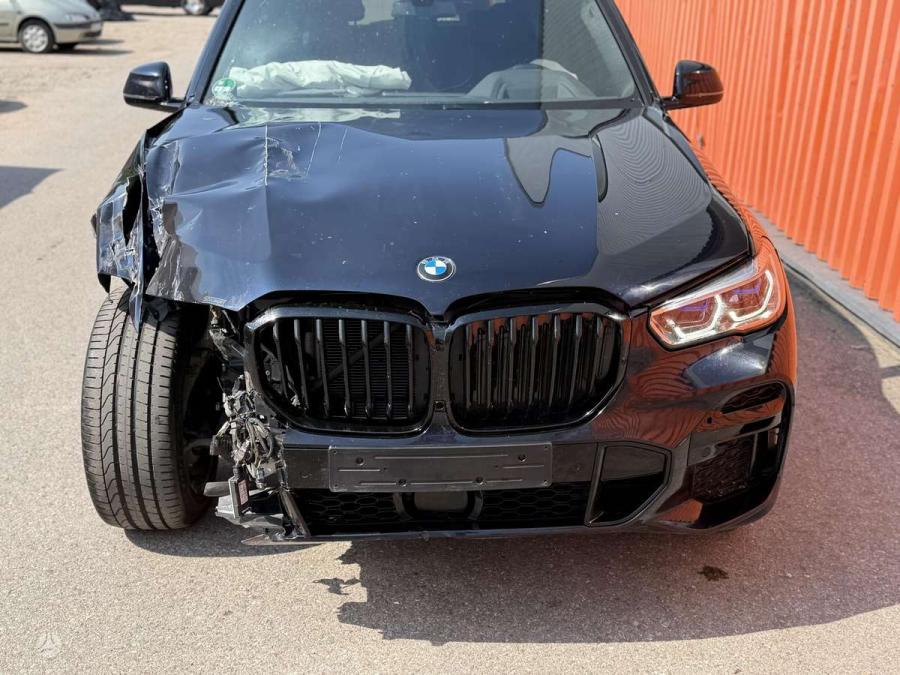 Black BMW X5 2022 in Kaunas, with an engine capacity of 2.99 L and mileage of 61 thousand km for 32750 €, photo 6 on AUTOMOTO.COM.LV