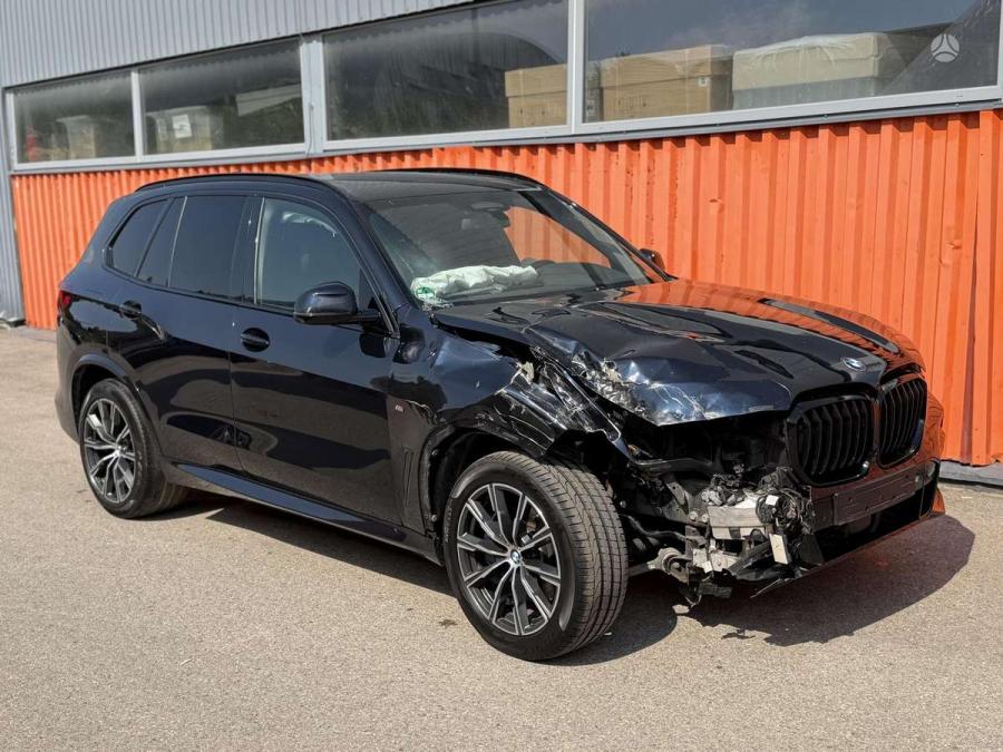 Black BMW X5 2022 in Kaunas, with an engine capacity of 2.99 L and mileage of 61 thousand km for 32750 €, photo 7 on AUTOMOTO.COM.LV