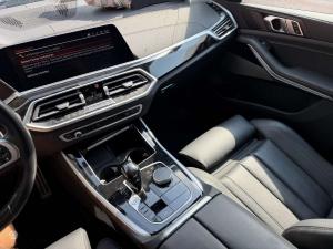 Black BMW X5 2022 in Kaunas, with an engine capacity of 2.99 L and mileage of 61 thousand km for 32750 €, photo 8 on AUTOMOTO.COM.LV
