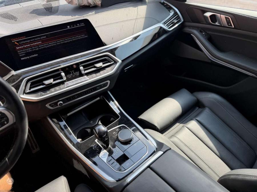 Black BMW X5 2022 in Kaunas, with an engine capacity of 2.99 L and mileage of 61 thousand km for 32750 €, photo 8 on AUTOMOTO.COM.LV