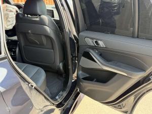 Black BMW X5 2022 in Kaunas, with an engine capacity of 2.99 L and mileage of 61 thousand km for 32750 €, photo 9 on AUTOMOTO.COM.LV