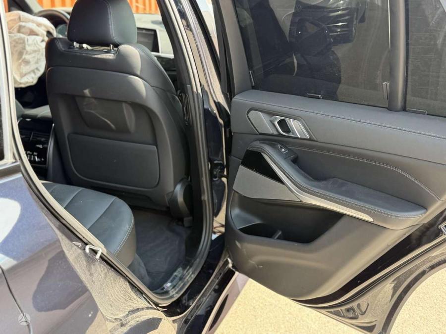 Black BMW X5 2022 in Kaunas, with an engine capacity of 2.99 L and mileage of 61 thousand km for 32750 €, photo 9 on AUTOMOTO.COM.LV