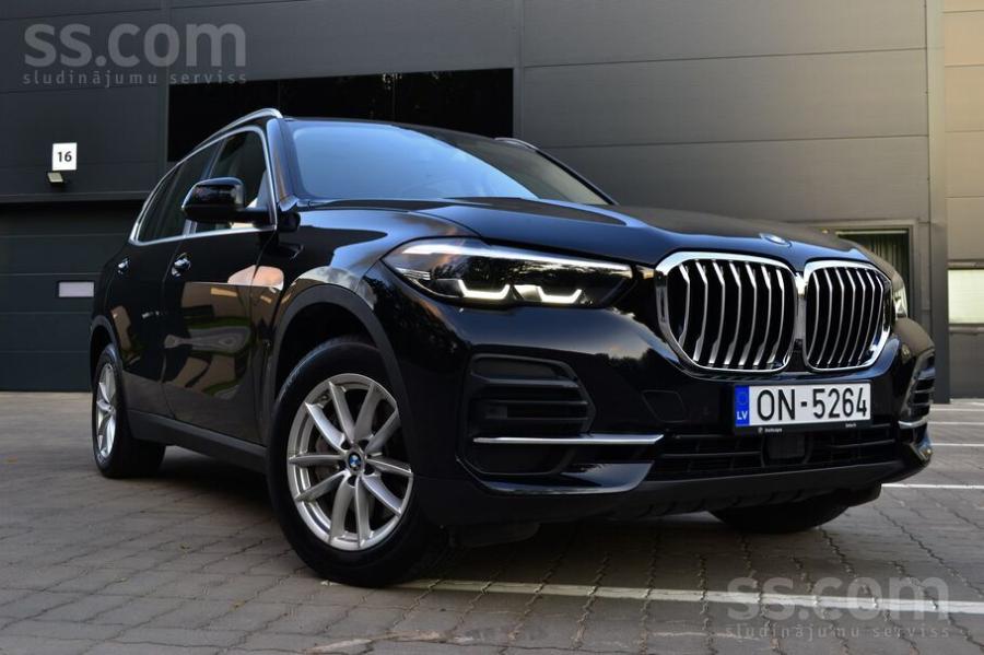 Black BMW X5 2022 in Riga, with an engine capacity of 3.00 L and mileage of 71 thousand km for 45000 €, photo 1 on AUTOMOTO.COM.LV