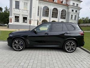 Black BMW X5 2022 in Vilnius, with an engine capacity of 4.40 L and mileage of 77 thousand km for 55000 €, photo 3 on AUTOMOTO.COM.LV