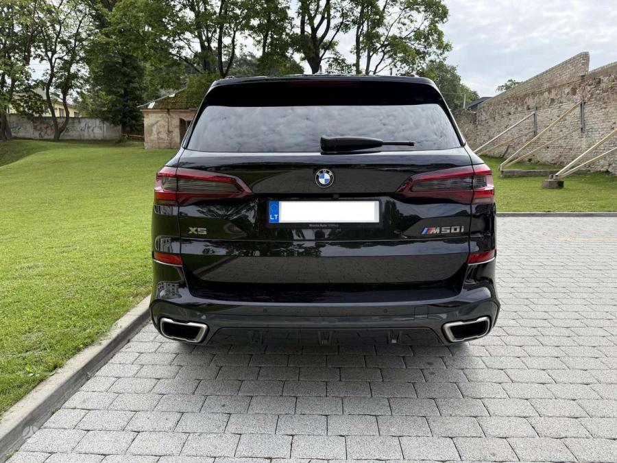 Black BMW X5 2022 in Vilnius, with an engine capacity of 4.40 L and mileage of 77 thousand km for 55000 €, photo 5 on AUTOMOTO.COM.LV