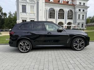 Black BMW X5 2022 in Vilnius, with an engine capacity of 4.40 L and mileage of 77 thousand km for 55000 €, photo 7 on AUTOMOTO.COM.LV
