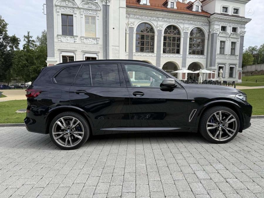 Black BMW X5 2022 in Vilnius, with an engine capacity of 4.40 L and mileage of 77 thousand km for 55000 €, photo 7 on AUTOMOTO.COM.LV