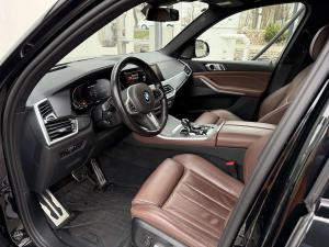 Black BMW X5 2022 in Vilnius, with an engine capacity of 4.40 L and mileage of 77 thousand km for 55000 €, photo 10 on AUTOMOTO.COM.LV