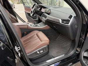 Black BMW X5 2022 in Vilnius, with an engine capacity of 4.40 L and mileage of 77 thousand km for 55000 €, photo 11 on AUTOMOTO.COM.LV