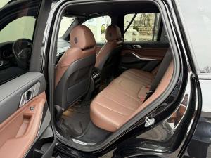 Black BMW X5 2022 in Vilnius, with an engine capacity of 4.40 L and mileage of 77 thousand km for 55000 €, photo 12 on AUTOMOTO.COM.LV