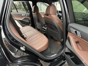 Black BMW X5 2022 in Vilnius, with an engine capacity of 4.40 L and mileage of 77 thousand km for 55000 €, photo 13 on AUTOMOTO.COM.LV