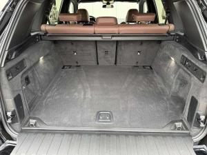 Black BMW X5 2022 in Vilnius, with an engine capacity of 4.40 L and mileage of 77 thousand km for 55000 €, photo 14 on AUTOMOTO.COM.LV