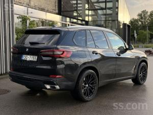 Black BMW X5 2022 in Riga, with an engine capacity of 3.00 L and mileage of 91 thousand km for 49750 €, photo 3 on AUTOMOTO.COM.LV