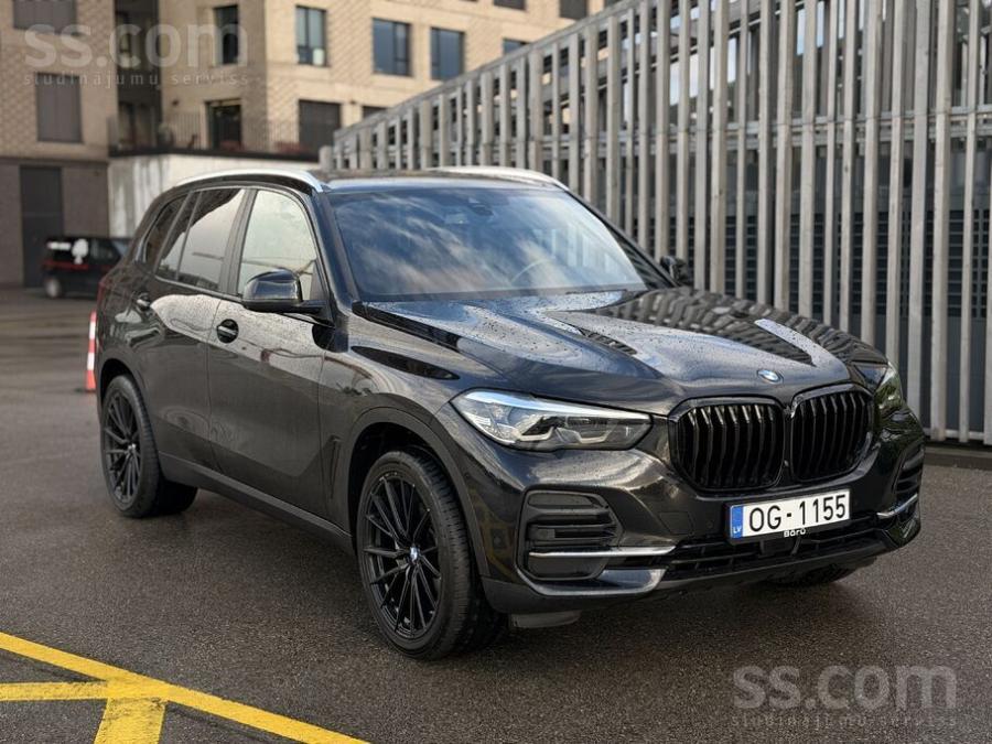 Black BMW X5 2022 in Riga, with an engine capacity of 3.00 L and mileage of 91 thousand km for 49750 €, photo 4 on AUTOMOTO.COM.LV