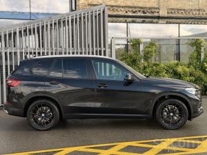 Black BMW X5 2022 in Riga, with an engine capacity of 3.00 L and mileage of 91 thousand km for 49750 €, photo 5 on AUTOMOTO.COM.LV