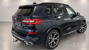Black BMW X5 2022 in Tukums, with an engine capacity of 3.00 L and mileage of 158 thousand km for 49990 €, photo 3 on AUTOMOTO.COM.LV