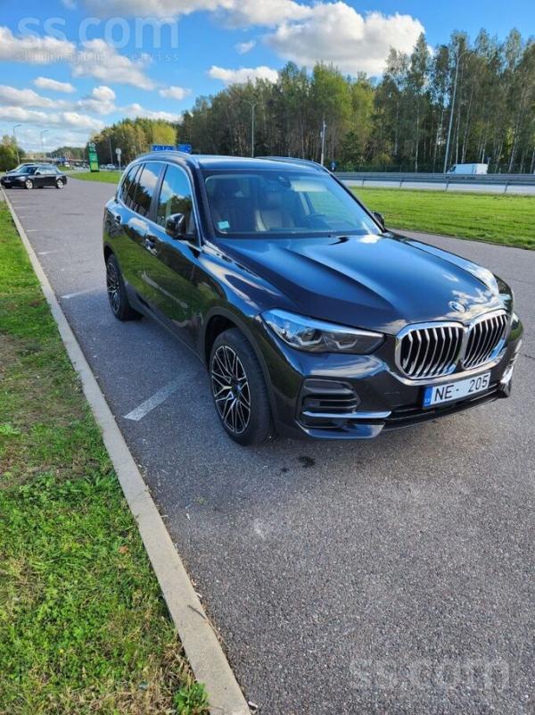 Black BMW X5 2022 in Riga, with an engine capacity of 3.00 L and mileage of 87 thousand km for 34000 €, photo 1 on AUTOMOTO.COM.LV