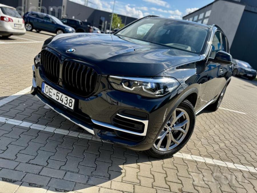 Black BMW X5 2023 in Riga, with an engine capacity of 3.00 L and mileage of 28 thousand km for 49000 €, photo 1 on AUTOMOTO.COM.LV