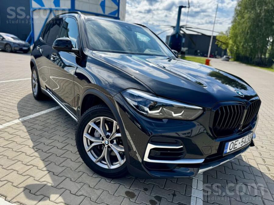 Black BMW X5 2023 in Riga, with an engine capacity of 3.00 L and mileage of 28 thousand km for 49000 €, photo 2 on AUTOMOTO.COM.LV
